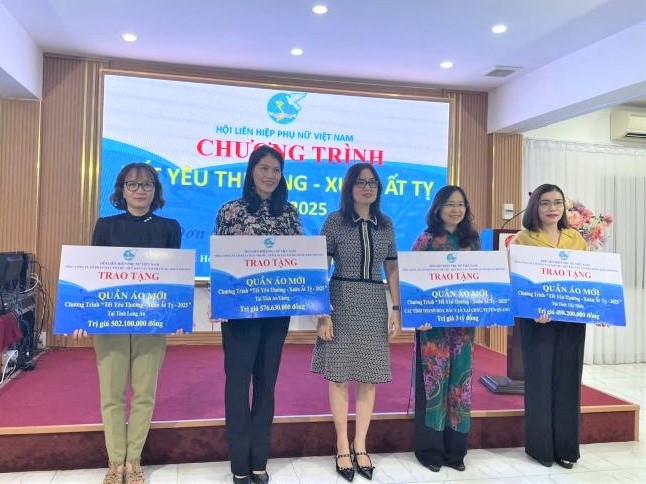 Tặng quần áo cho đồng bào phía Bắc vùng bão lũ dịp “Tết yêu thương – Xuân Ấy Tỵ” năm 2025 - Cổng ...